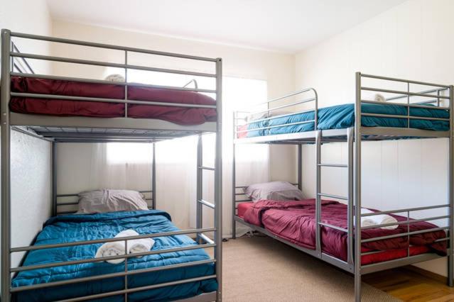 Hostel Style Shared Room - California