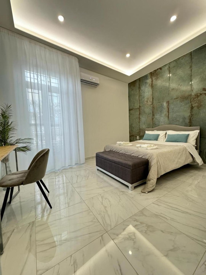 Tommy's Apartment - Pompei