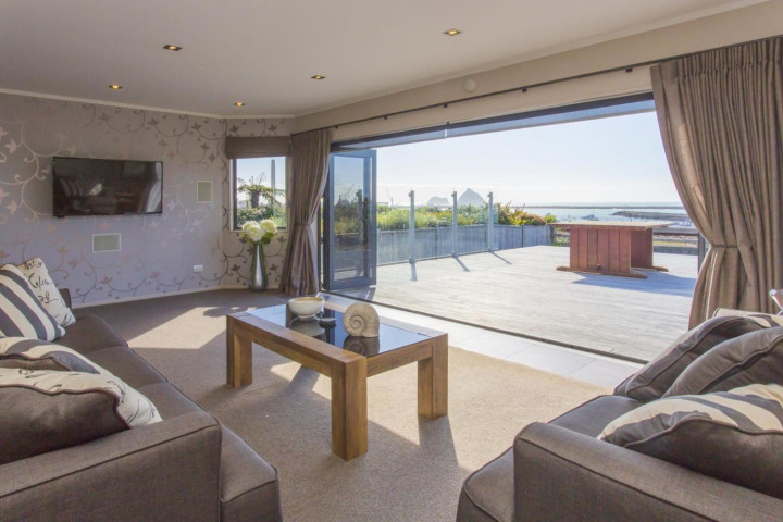 The Waterfront Escape - With Panoramic Sea Views - New Plymouth