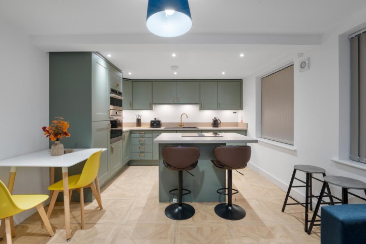 Luxury Huddersfield Apartments & Prime City Centre Location & Opposite Train Station - North Yorkshire