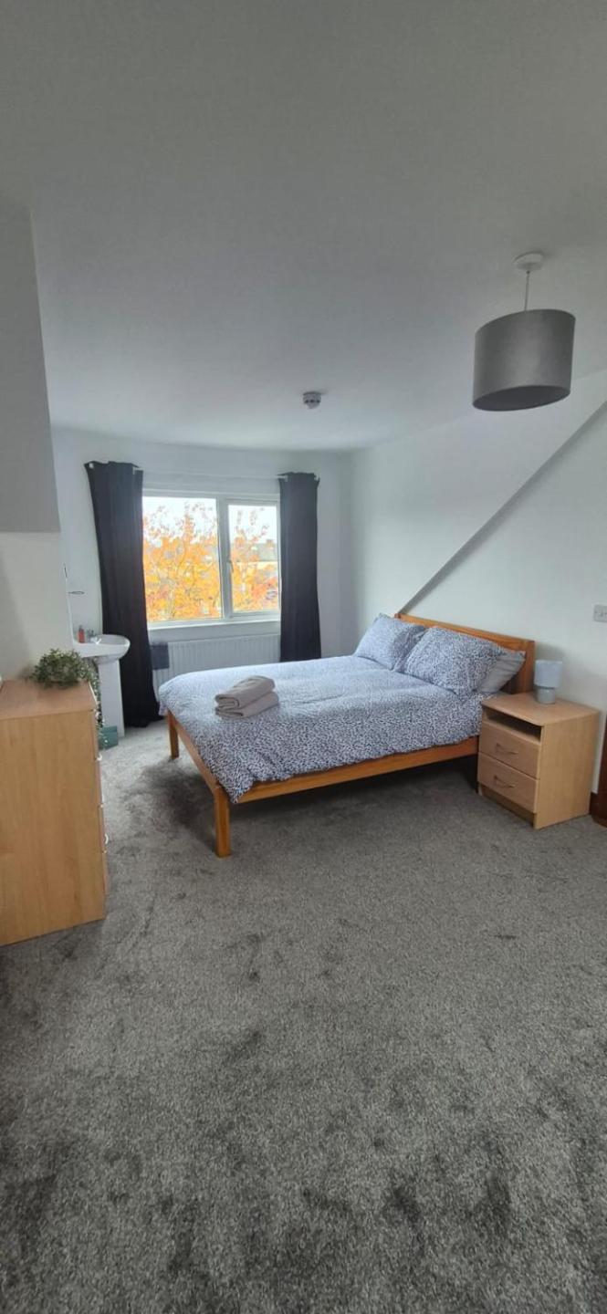 Private Room On Eglantine Avenue In Central Belfast - Northern Ireland