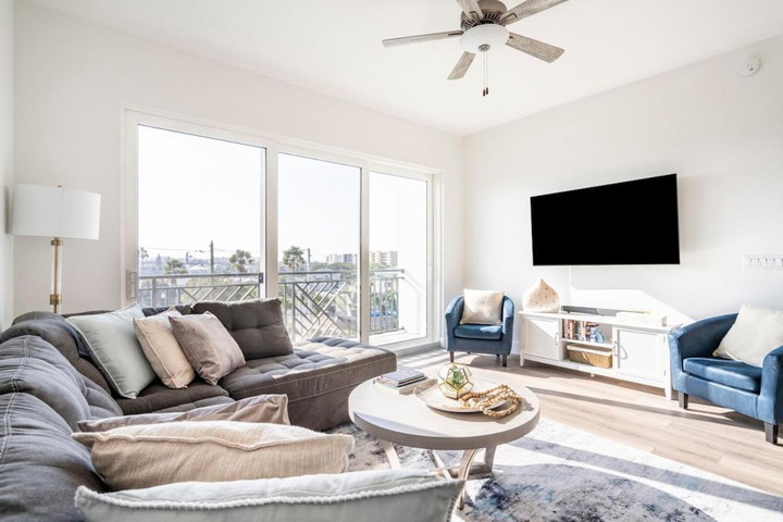 New Luxury 3br- Walk To Beach, Heated Pool & Spa With Parking - Madeira Beach, FL