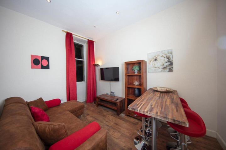 Lovely Calton Hill Three Bedroom Apartment A - Edinburgh