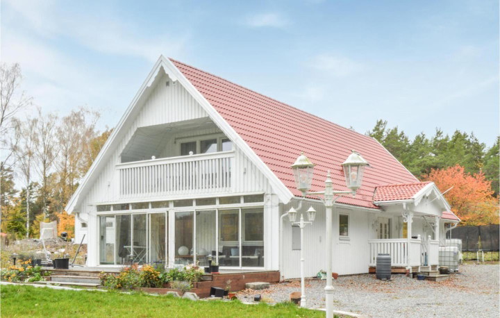 4 Bedroom Beach Front Home In Djurhamn - Sandhamn