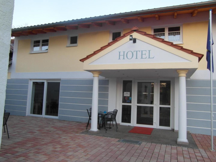 Hotel Am Donaubogen - Neutraubling