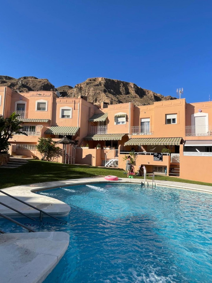 Casa Adosada Con Piscina A 5 Minutos De La Playa . - Almería