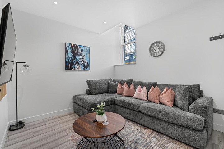 Stylish Haven - 2 Min From Station - Free Parking - Courtyard - Swindon