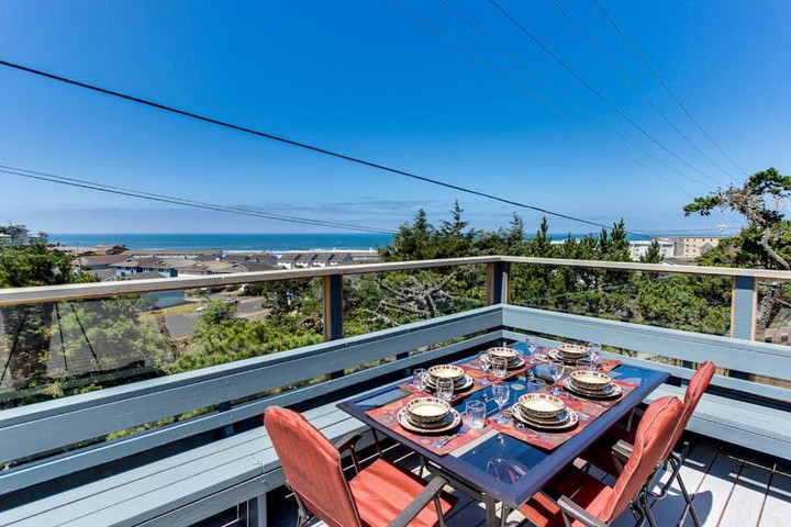 Oceanview Home With Beautiful Deck & Private Playground - Blocks To The Beach - Newport, OR