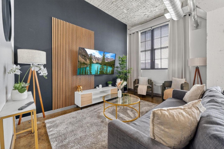 River Market Loft Retreat King Bed Parking Fast Wifi - North Kansas City, MO