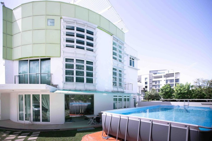 Georgetown Codrington 6br Ktv Bbq Pool Bungalow 28pax - Batu Ferringhi