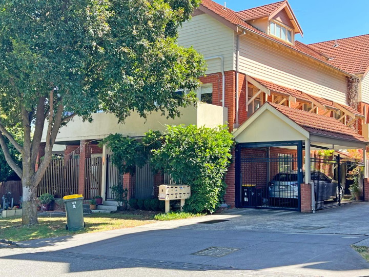 Hidden Gem 1-bedder In Box Hill Prime Location - Box Hill