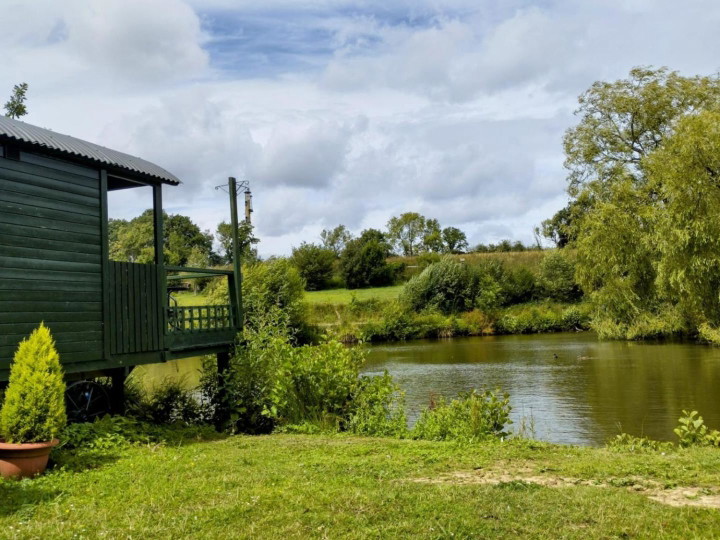 Charming Tranquil Shepherds Hut With Lakeside Balcony 'Roach' - Crowborough