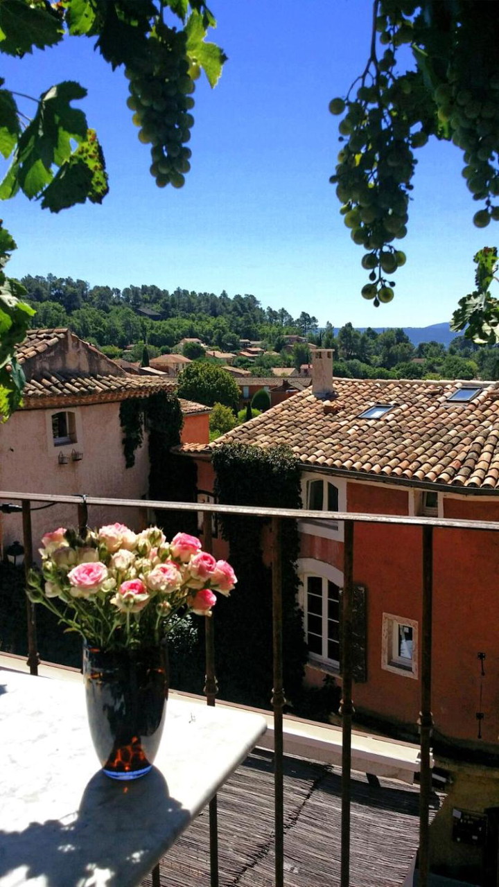 La Dame Au Balcon - Roussillon