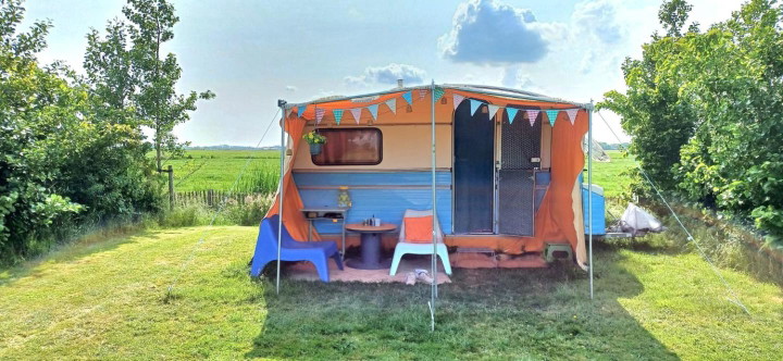 Kleurrijke Retro Contructam Caravan Vlakbij Het Sneekermeer - Sneek