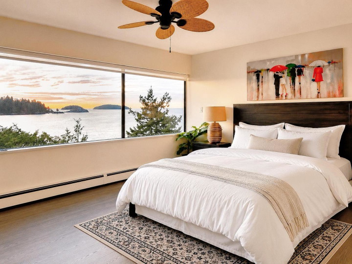Oceanfront Escape With Private Bath And Beach Access - Gibsons