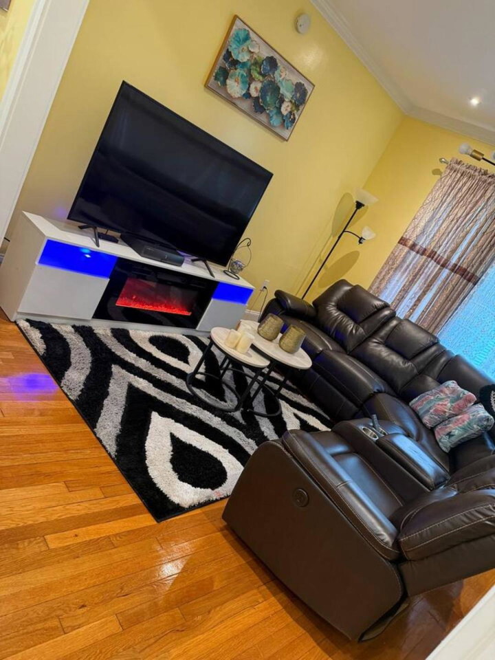 Spacious Stylish, Queen Bedroom (Sunshine 4) - Dorchester, MA