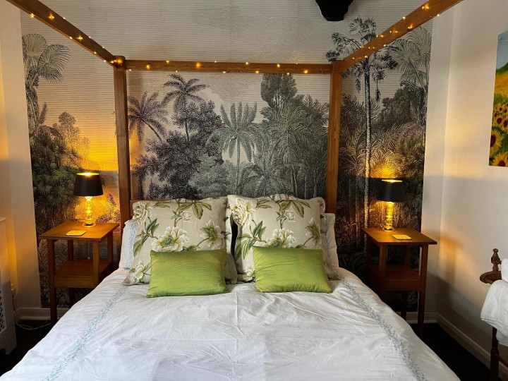Church View 2 Bed Apartment Heart Of Topsham-sleeps 4-king Or Twin Option-4 Poster Bed - Exeter