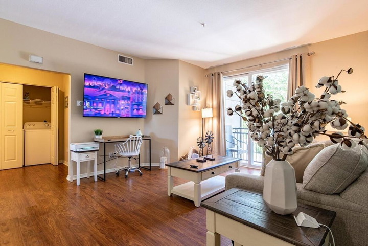 Modern King Suite Deluxe Living Cali - Santa Clarita, CA