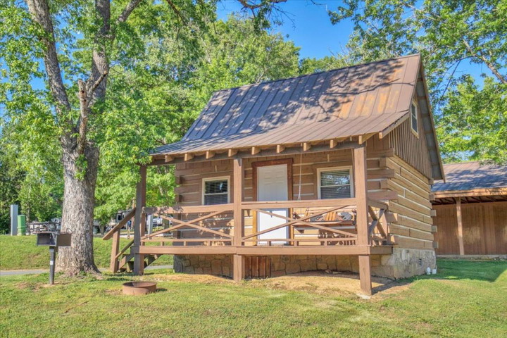 Charming 1br Smoky Mtn Cabin W Pool Access - Pigeon Forge, TN