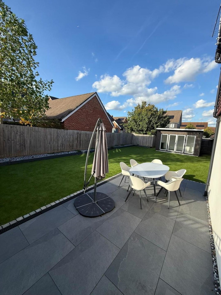 Horley 3-bed House Near Gatwick Airport & Horley Town Centre, 2 Free Allocated Parking , Fully Equipped Kitchen, Living Room, Fast Wifi, Giostays - London Gatwick Airport (LGW)