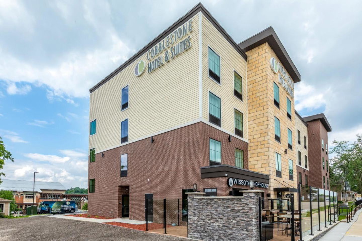 Cobblestone Hotel & Suites Hartford - Hartford, WI