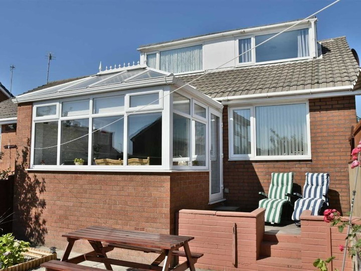 Downstairs Bedroom Bungalow In A Quite Residential Area - Bolton