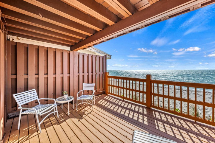 Gulf Front Escape On The Beach With Shared Lounging Deck & Pool - Englewood, FL