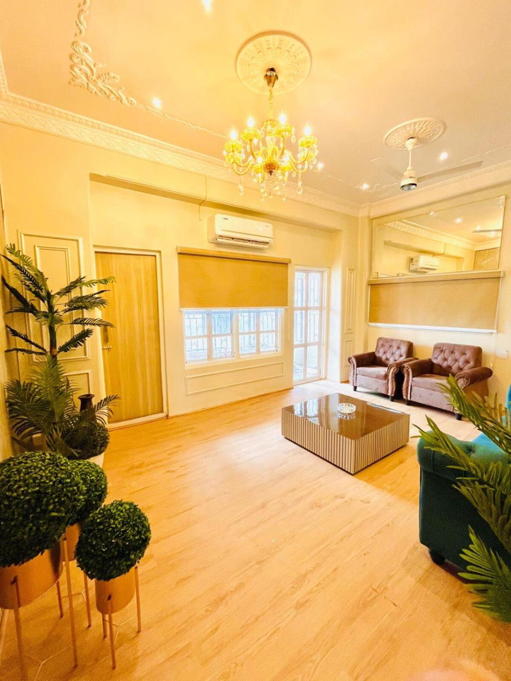 Ballygunge 2bhk 2000sqft Flat Main Road - Kolkata