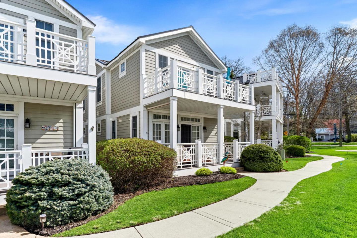 Lake Front Condo With Pool Access Walking Distance To Downtown Saugatuck - Saugatuck, MI
