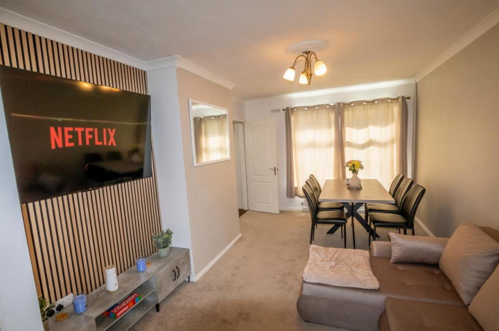 3 Bed Home - Sleeps 8 - Stoke City Fc - Parking - Stoke-on-Trent