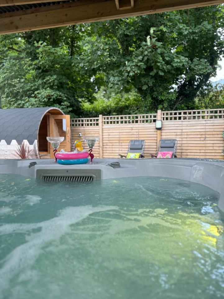 Paddock Pod - Sleeps 4 & Roofed Over Private Hot Tub & New Sauna - County Donegal