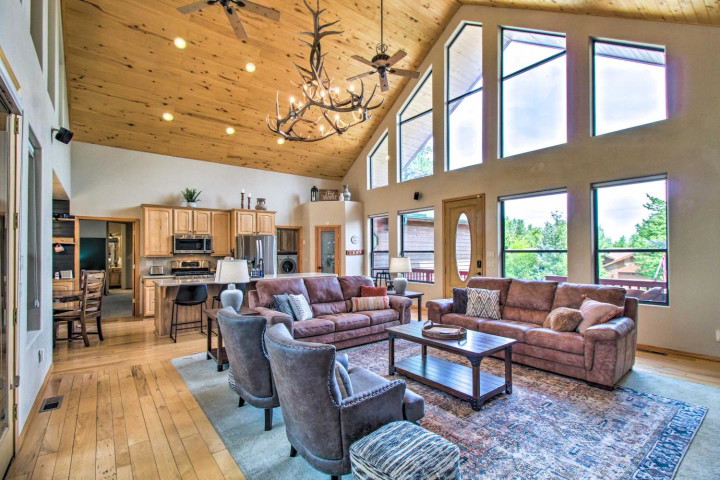 Hot Tub & Game Room: All-season Pinetop Cabin - Pinetop-Lakeside, AZ