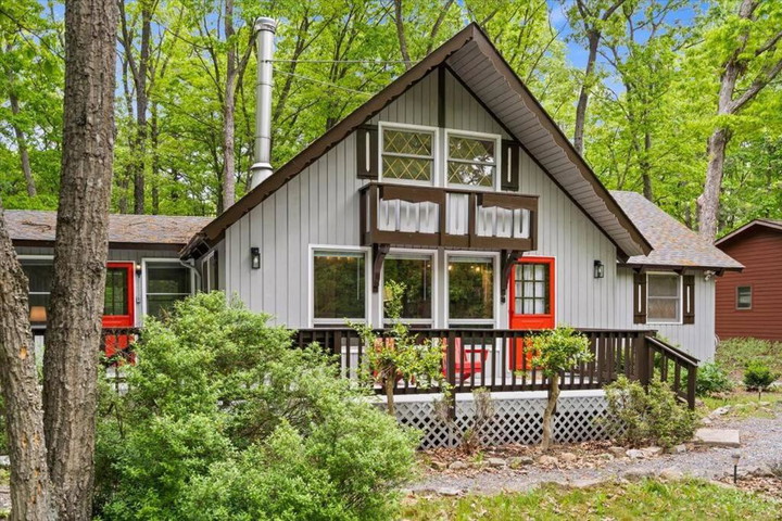 The Gingerbread House - 4 Br Chalet, Sunroom, Deck, Sleeps 10, Modern Amenities - Massanutten, VA