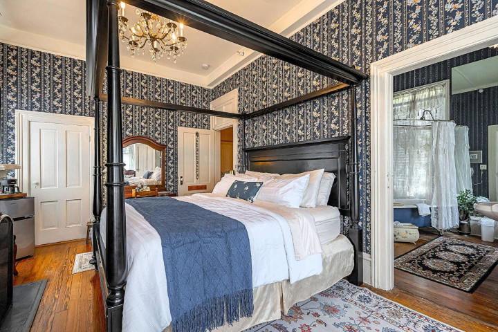 Free Parking & Private Bath Mandeville King Suite In A Charming 1888 Victorian House - Georgia, GA