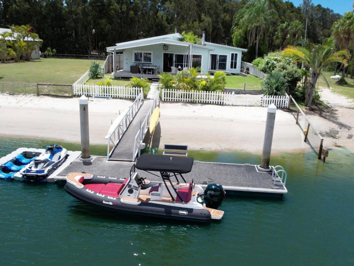 South Stradbroke Island Waters 4 Bed, 3 Bath, 10 Guests, Private Beach & Pontoon - Gold Coast