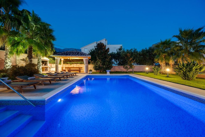 Villa Antura With Private Heated 50sqm Pool, 3 Bedrooms, 3 Bathrooms, And Gym - Split