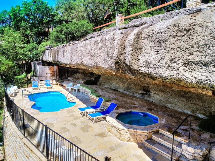 Lantana #16 - Woodland Treehouse With Spa & Pool Access - Lake Travis, TX