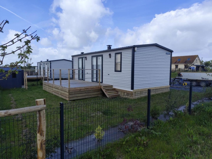 Mobil Home Num 14 , Se Situant Dans Un Parc De Résidence De Loisir Proche De La Mer - Grandcamp-Maisy