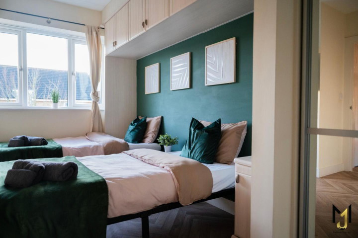 'Nomadic Nest' 2-bed Executive Coach House + Free Parking! - Wokingham