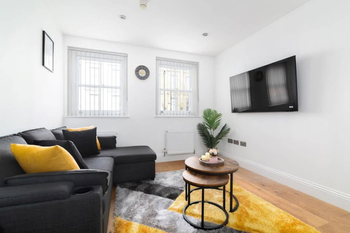 Bright 1 Bedroom Shoreditch Apartment With Balcony Near Brick Lane Sleeps 4 - Central London