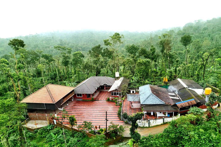Coffee Crown Homestay - 1km To Falls, Home Food, Estate, Pvt Rooms, Villa, - Sakleshpura