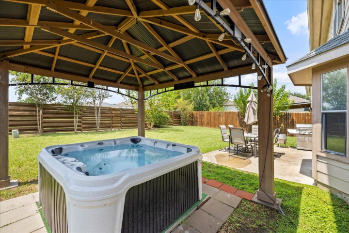 Hot Tub Htown Getaway Yard Bbq Air Hockey Wifi - Houston, TX