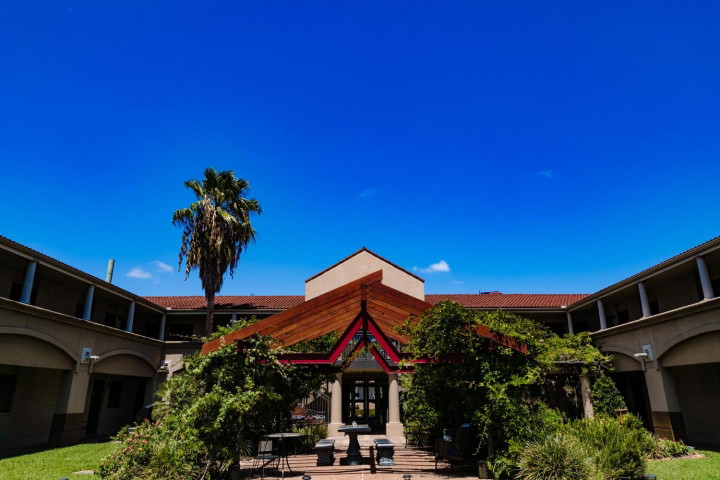 Vineyard Court Designer Suites Hotel - Bryan, TX
