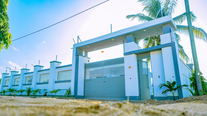 Villa - Sleeps 8 - Parking - Balcony - Dar es Salam