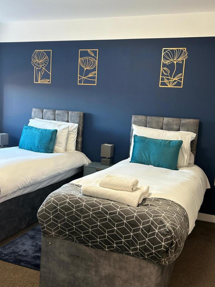 4 Beds 2 Bath Lift Refurbished Monthly Discounts - Basingstoke