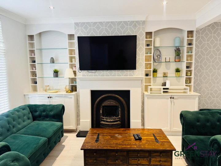 "Honeysuckle House Chester" By Greenstay Serviced Accommodation - Large 3 Bed, 2 Bath House - Sleeps 6 - Private Courtyard - Free Street Parking & Wifi - Near Chester City Centre - Contractors, Business, Families & Long Stays - Cheshire