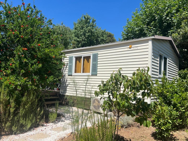 Mobil Home Devant Un Grenadier - Cassis