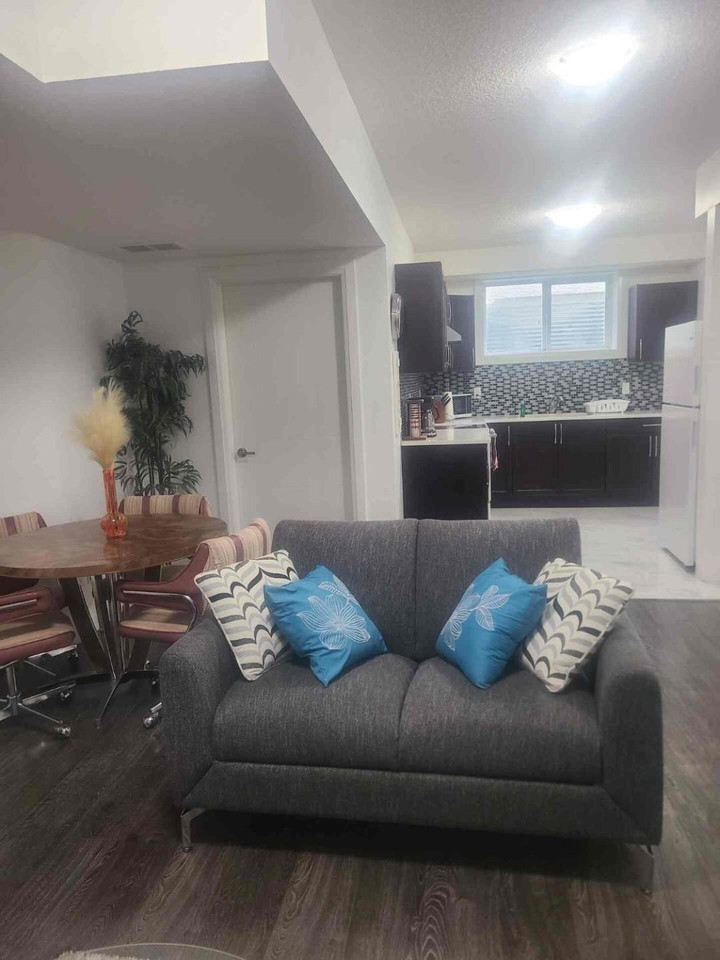 Affordable Cozy Suite! Entire Unit,private Entrance,free Parking, Self Check-in - Edmonton