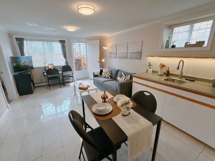 Entire Private Suite - 5 Min Walk To Skytrain, Free Parking, 15 Mins To Downtown - Burnaby