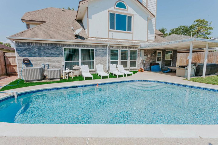 Beautiful Updated Home With Pool - League City, TX